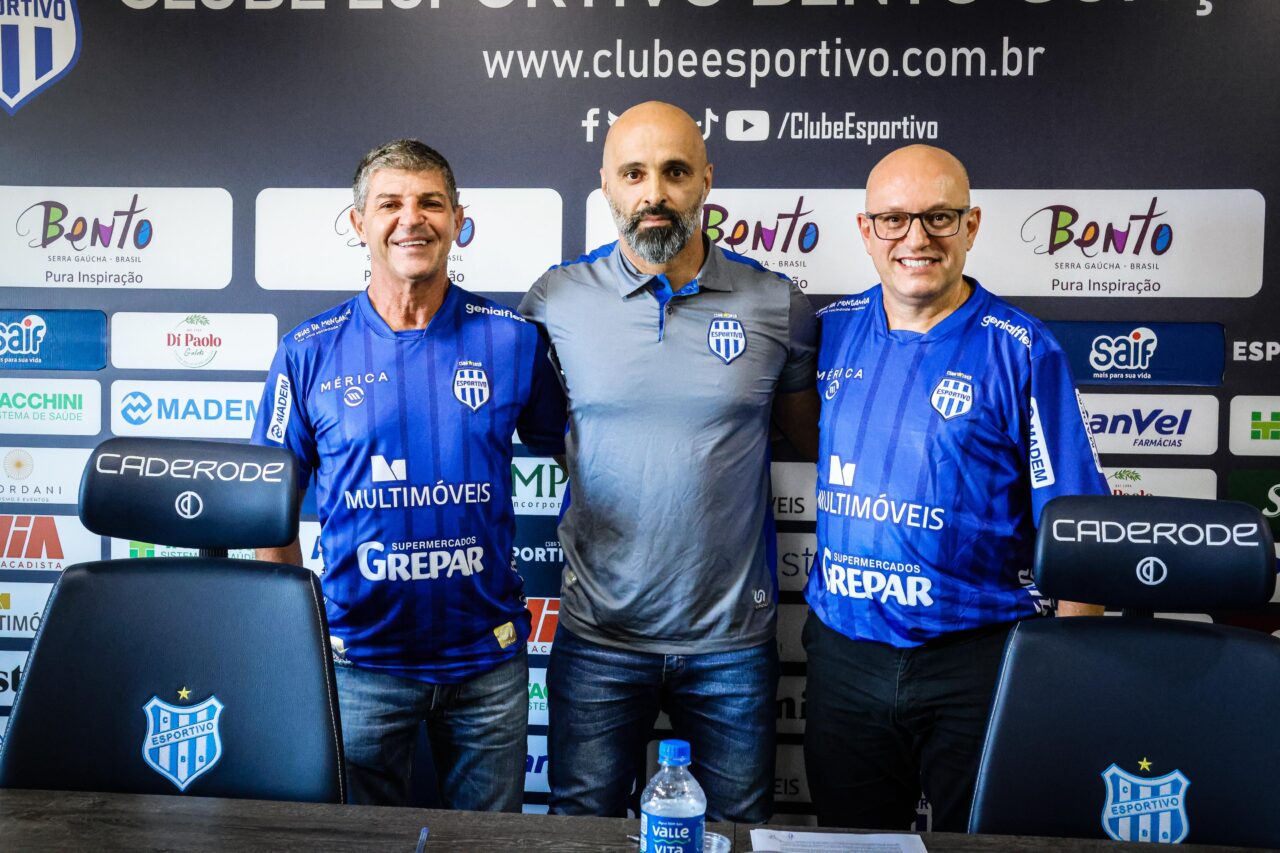 Clube Esportivo apresenta Ale Menezes como técnico para 2025 - Jornal ...